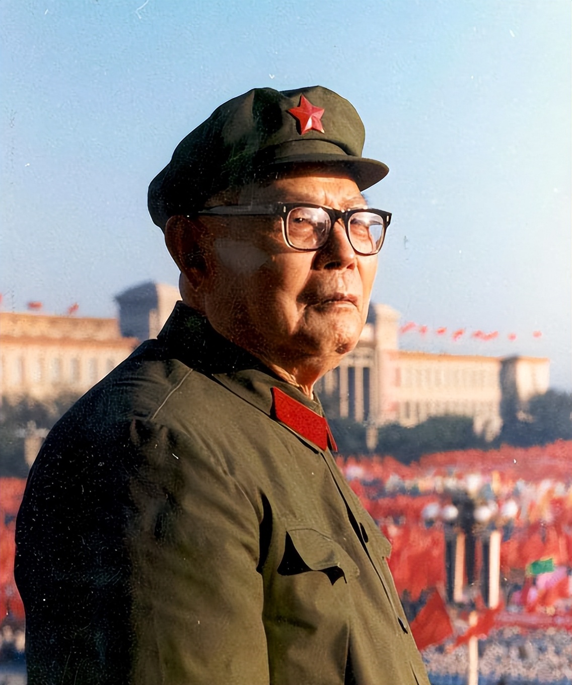 When arresting Wang Hongwen in 1976, he suddenly broke away from the ...