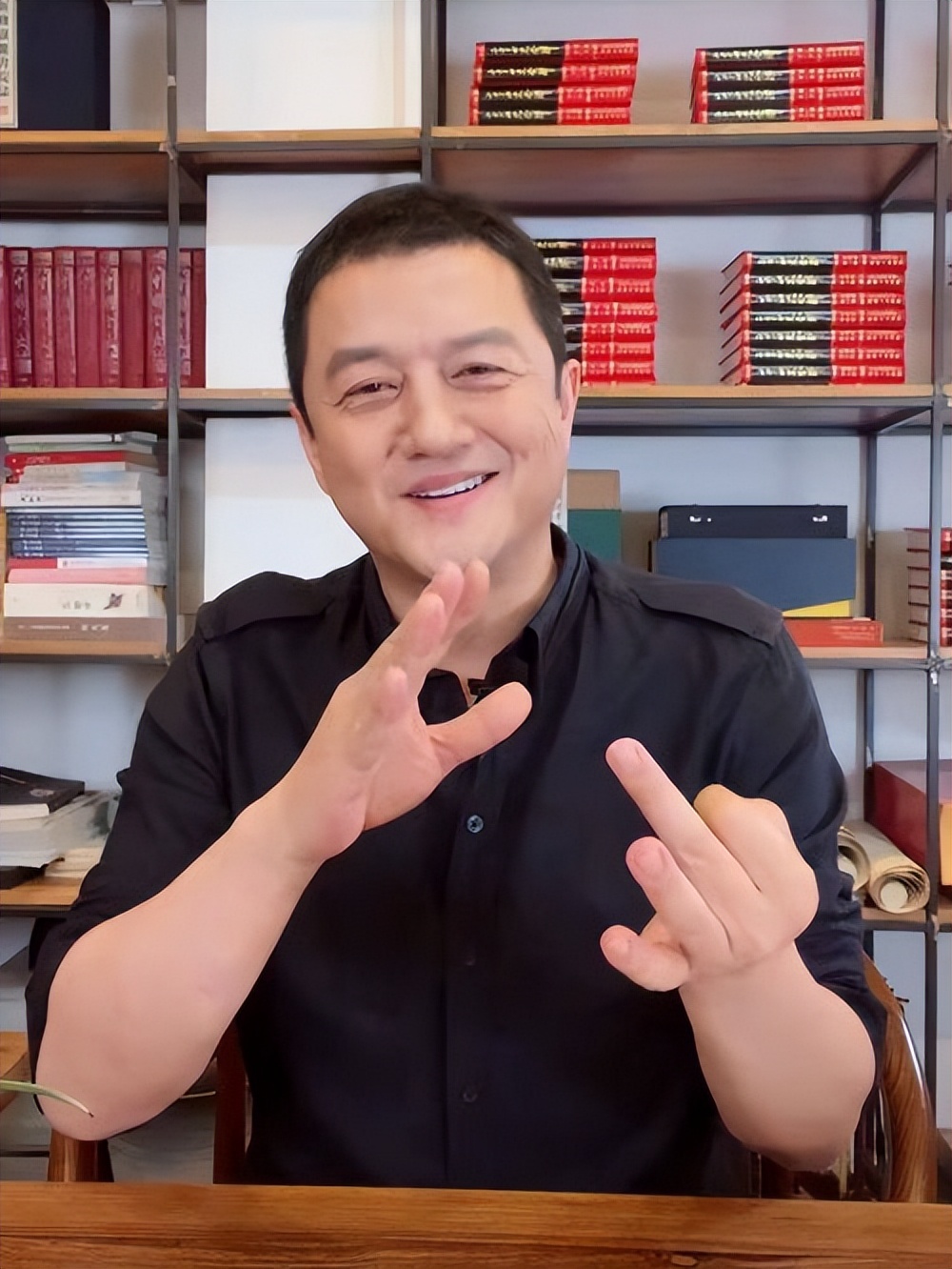 Li Yapeng's hand was scalded and he was still live broadcasting, and he ...