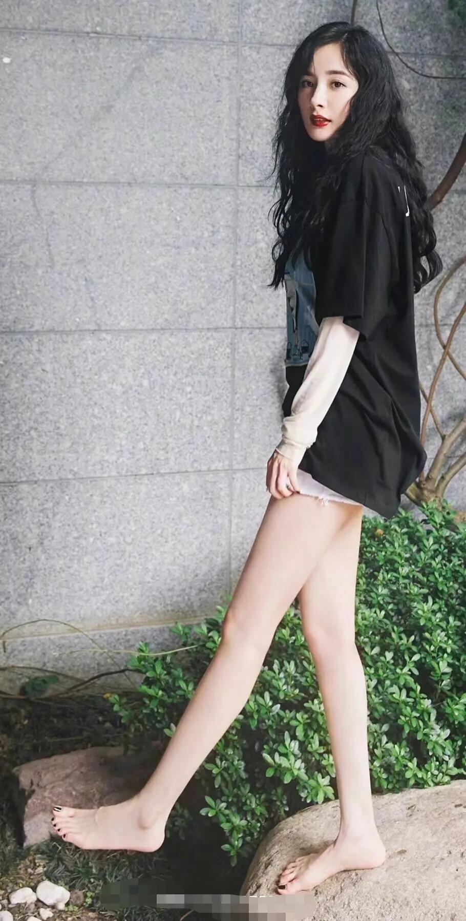 Yang Mi's beautiful legs - iNEWS