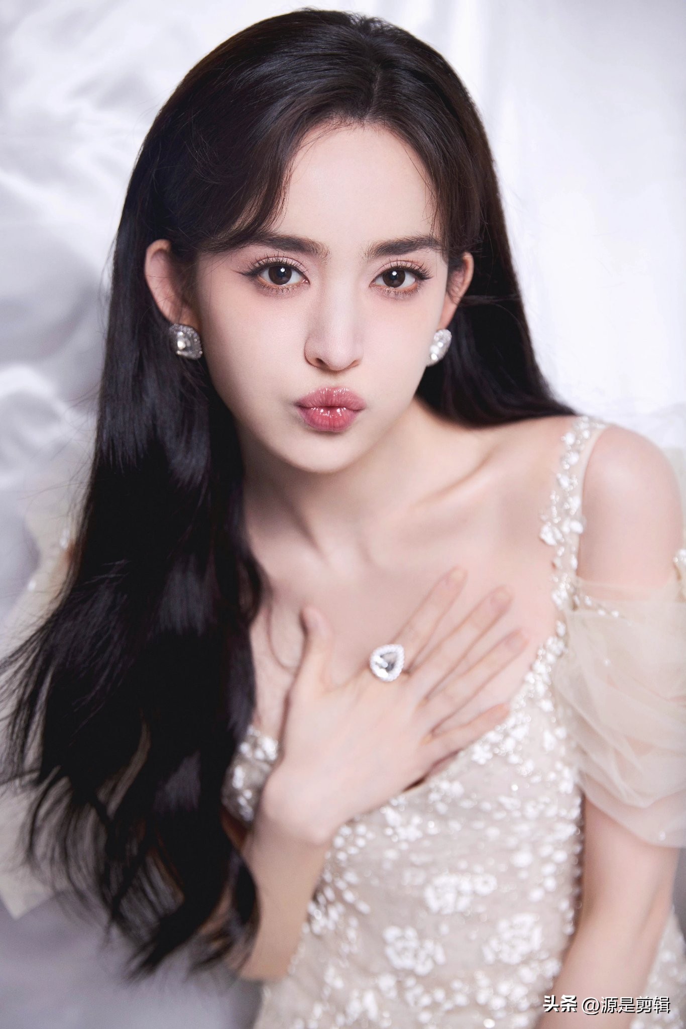 Beautiful photos of Xinjiang beauty Guli Nazha - iNEWS