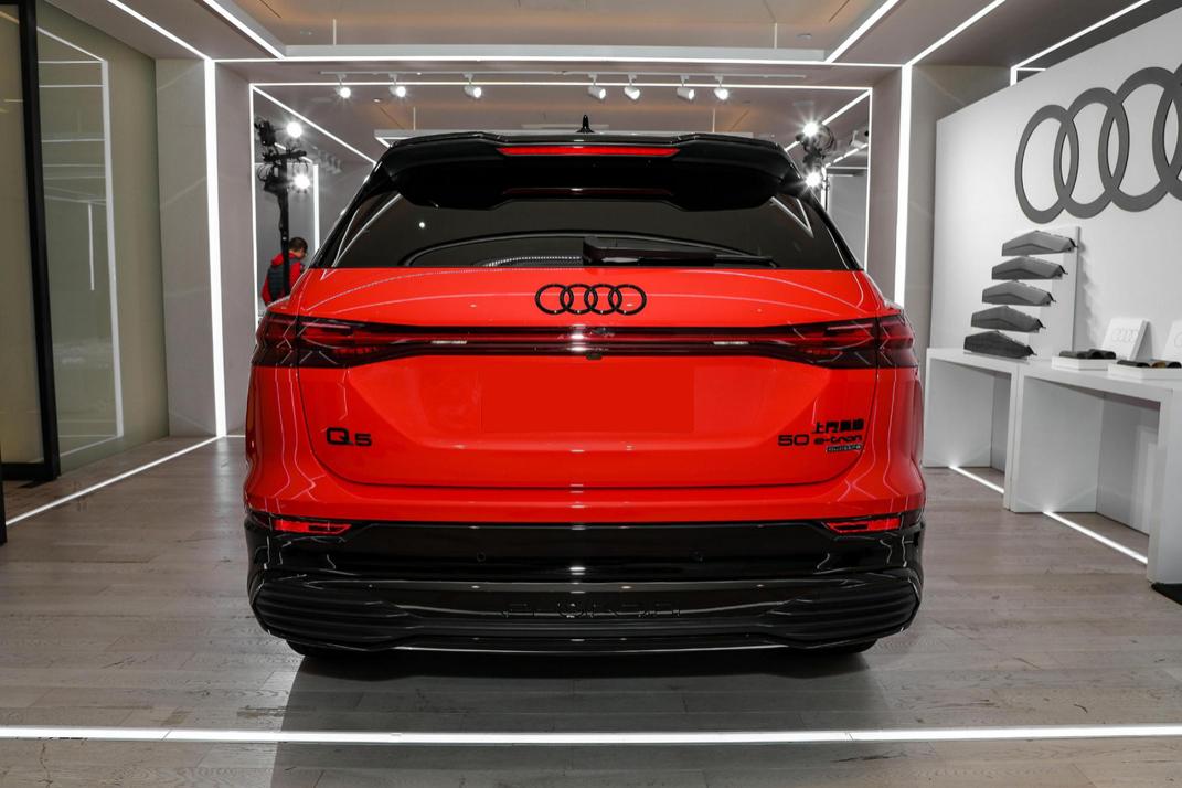 Audi's world's first "Roadjet Land Plane" model, Audi Q5etron has ...