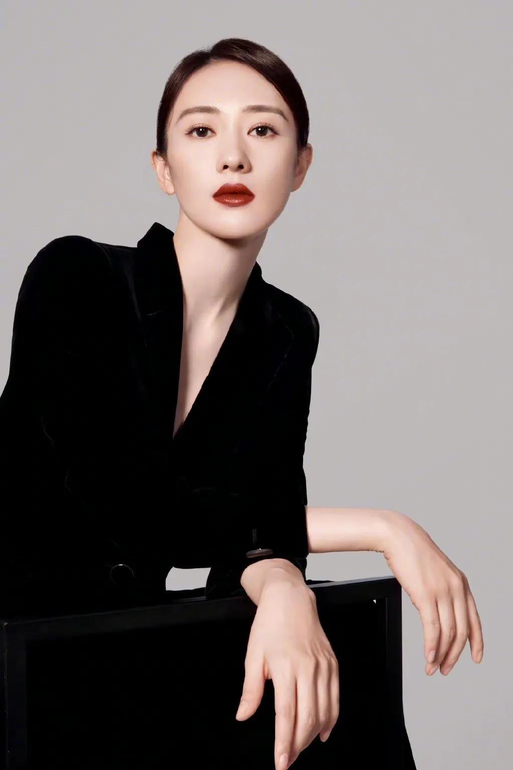Tong Yao's black and white style, simple and intellectual, chic and ...