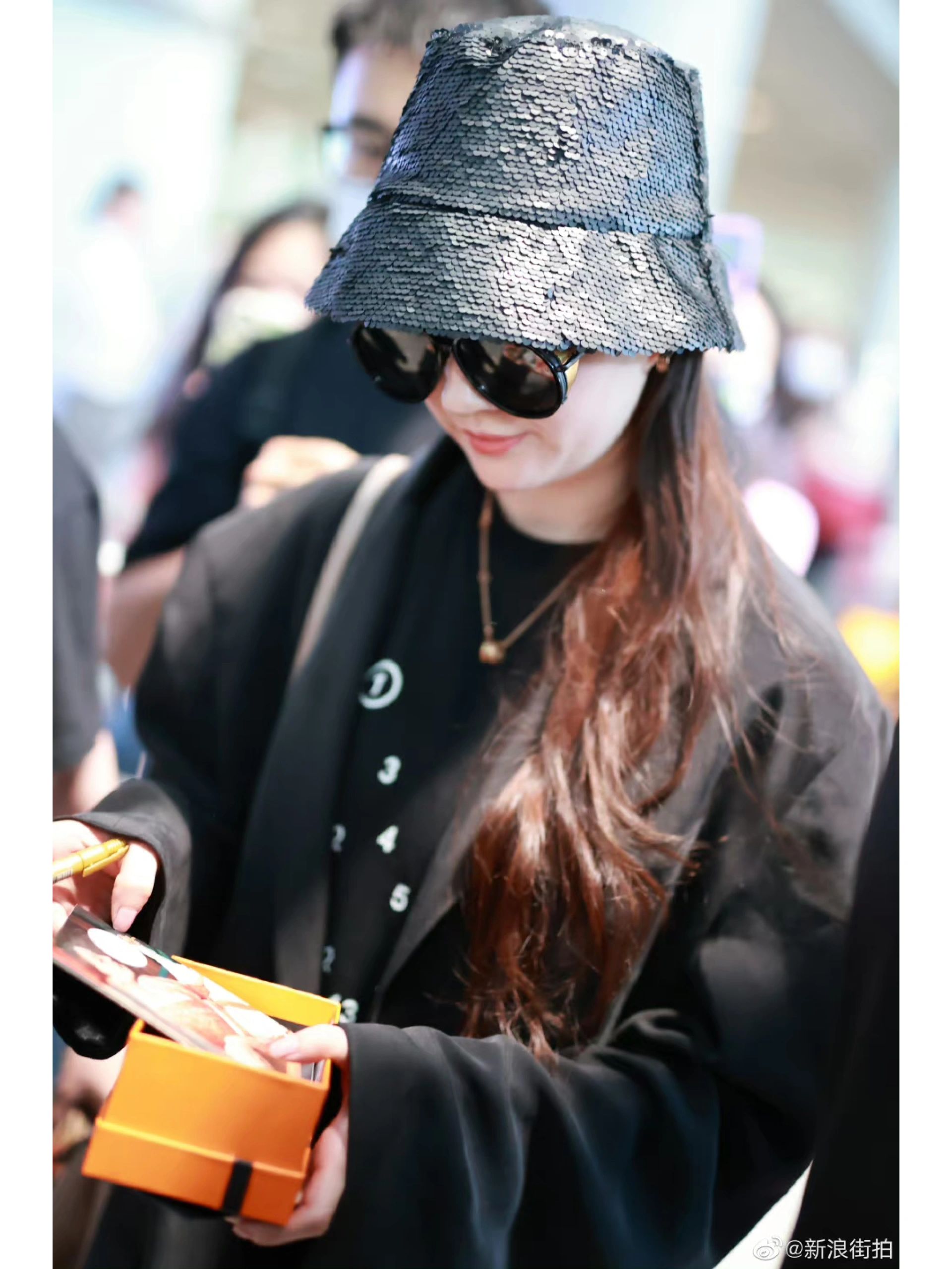 Liu Yifei returned to China on 5.24 and looked at her private server~ I feel so cool! - iNEWS