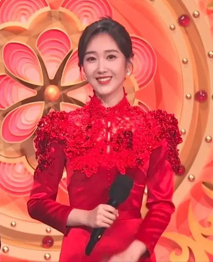 It is revealed that Wang Jianing will surpass Dong Qing and become the first sister of CCTV ...