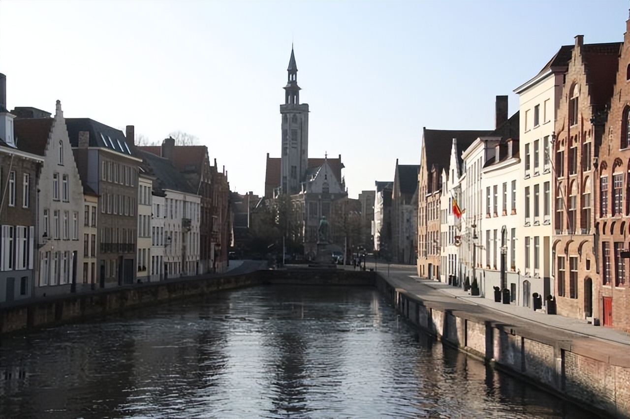 What economic opportunities does the historic port of Bruges bring to ...