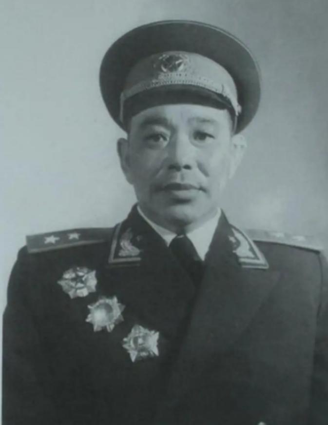 In 1979, Yang Yong inspected the Nanjing Military Region, accompanied ...