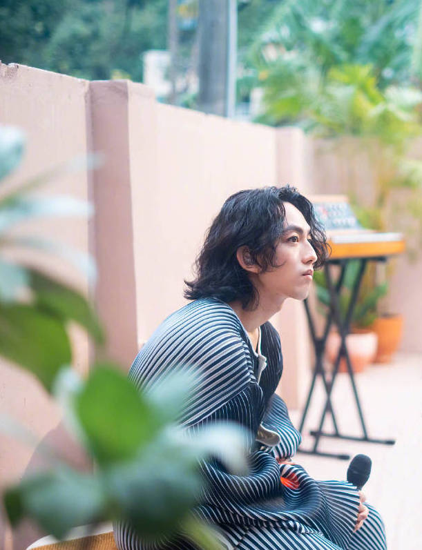 Lin Youjia posted a photo of a family of four, the whole family was ...