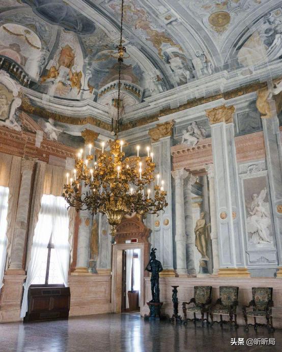 An in-depth analysis of European palace architecture in the 17th ...