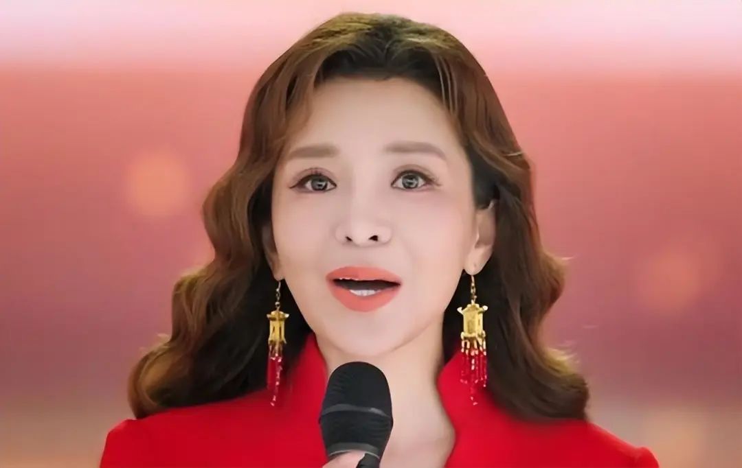 Stars attend the National Day Gala: Li Yuchun has short hair and a cake ...