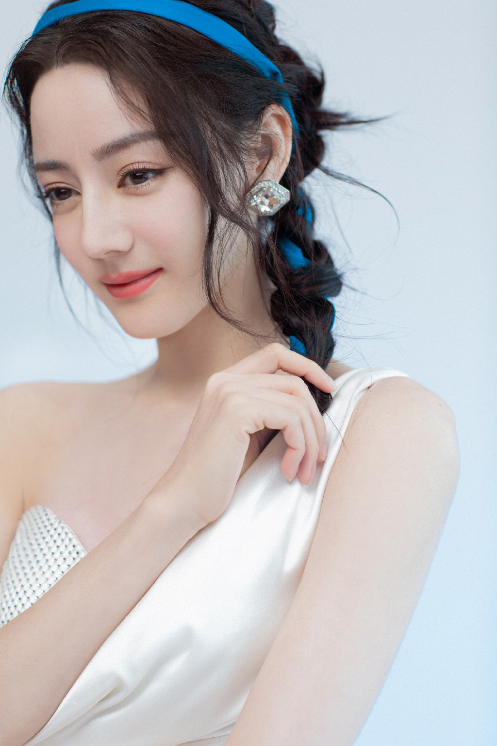 Reba is wearing a long satin dress, showing fragrant shoulders and blue ...