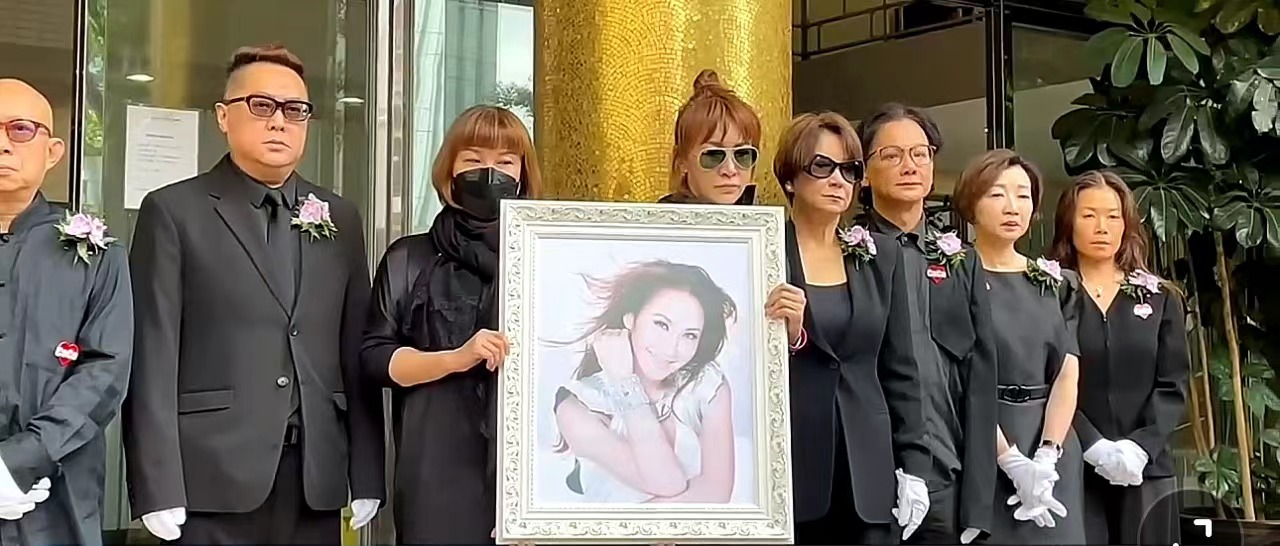 Coco Lee burst into tears at the funeral, Jenny helped Ling to hold ...