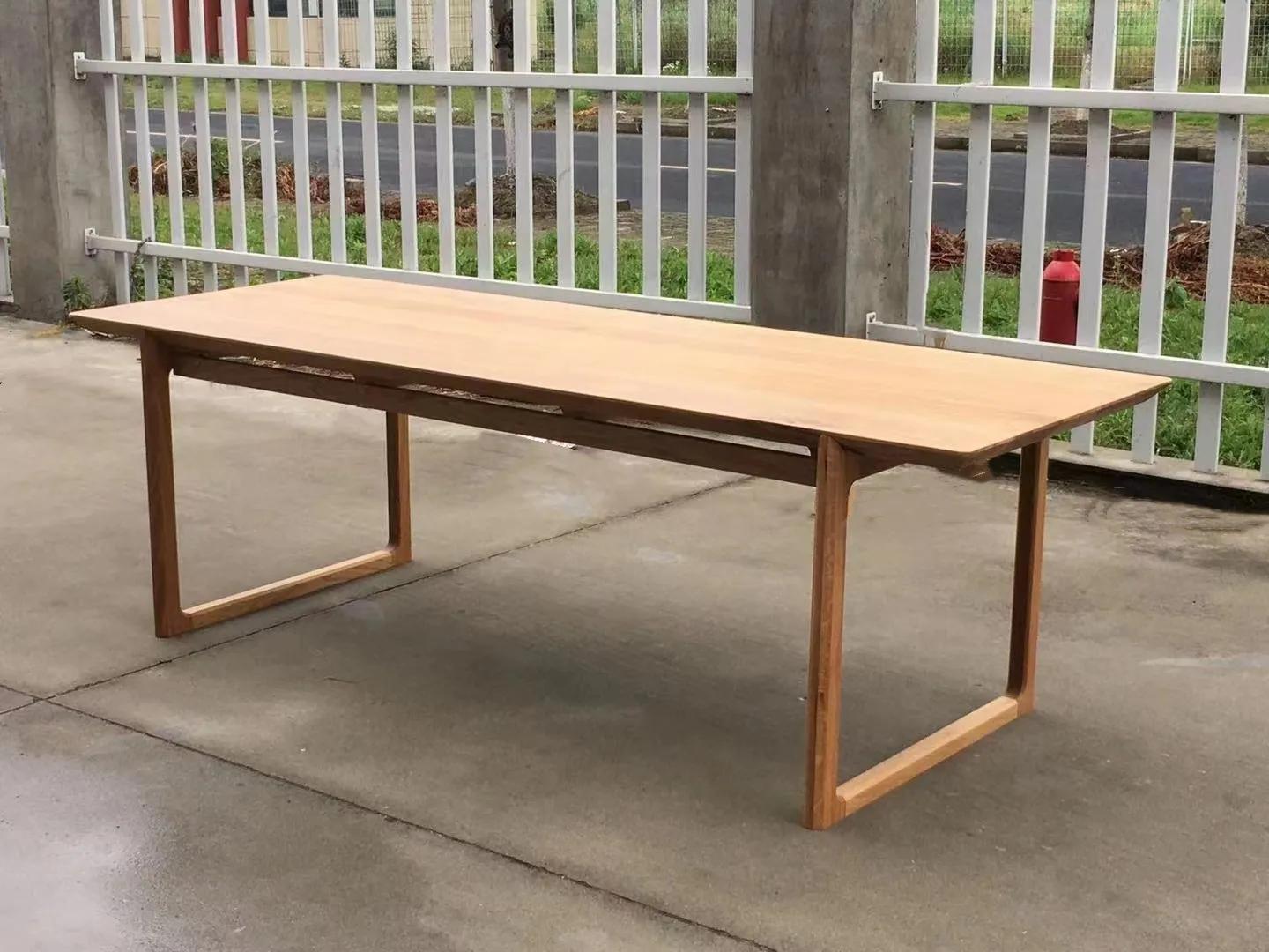 1.8 meters long table, really easy to use - iNEWS