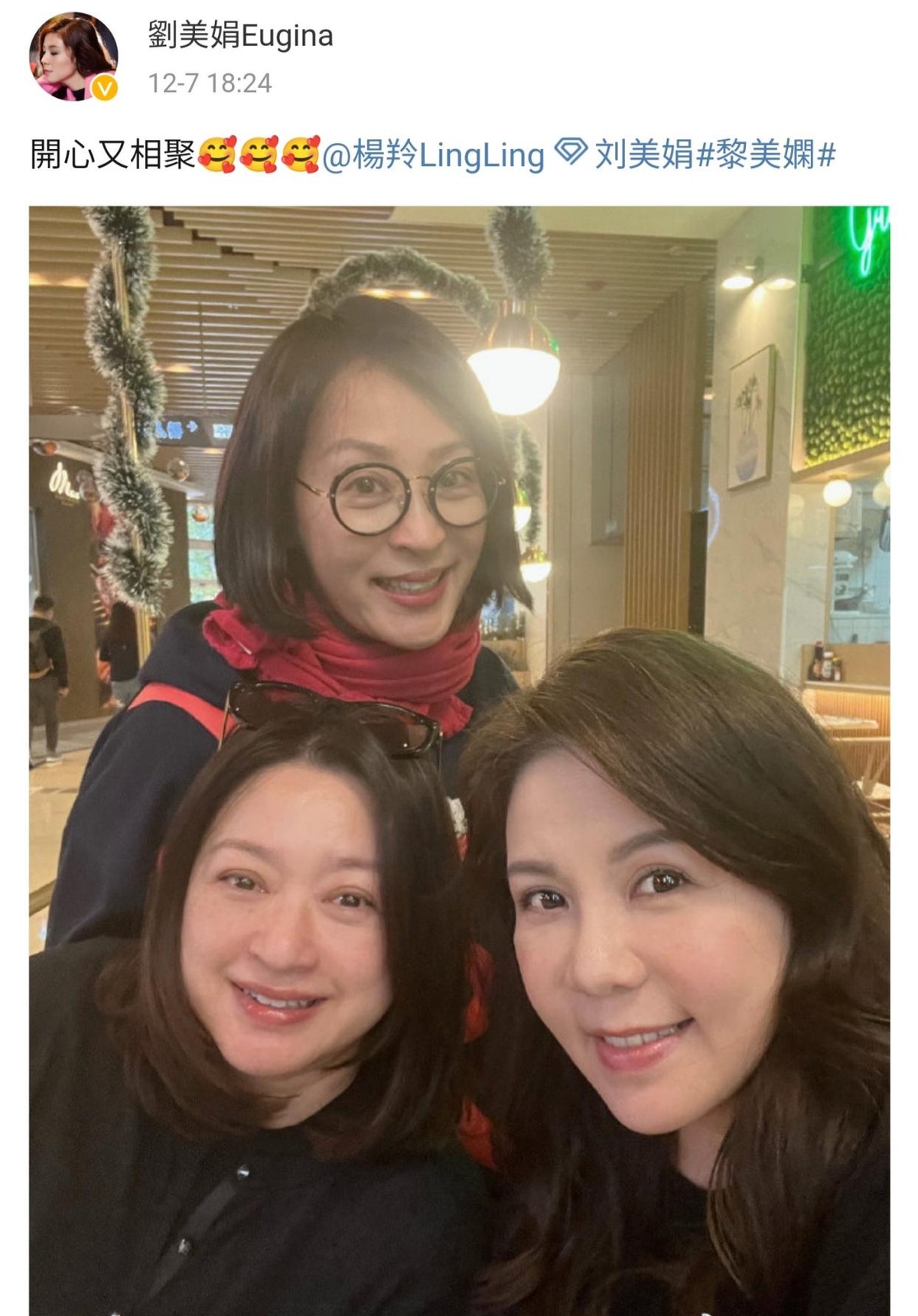 54-year-old Liu Meijuan took a photo with her friend, her skin is firm ...