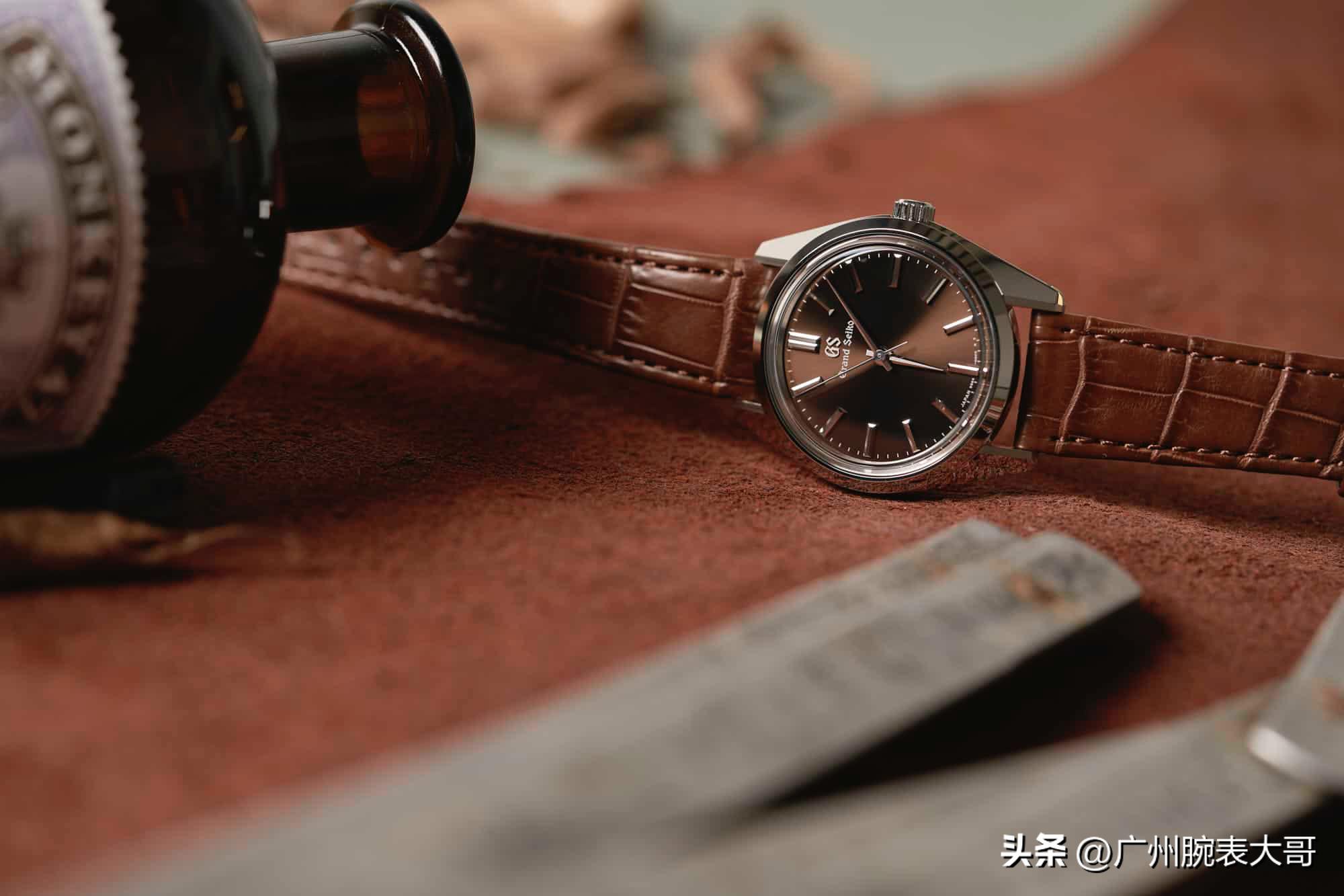 Grand Seiko presents the new SBGW293 watch with a chocolate dial - iNEWS
