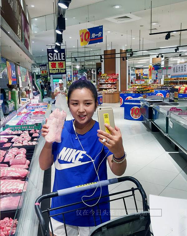 A passer-by met He Jie for a group photo. The real person is not fat ...