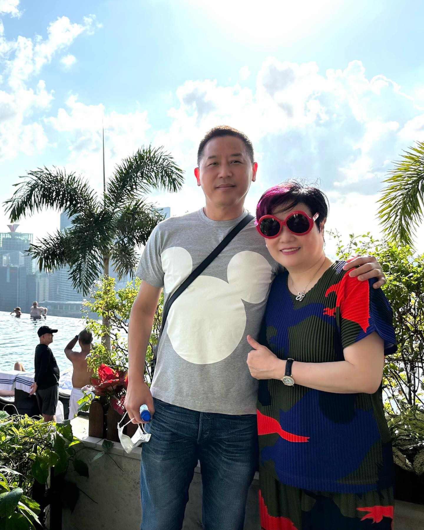 64-year-old Tang Hede travels abroad! Inheriting Leslie Cheung's 200 ...