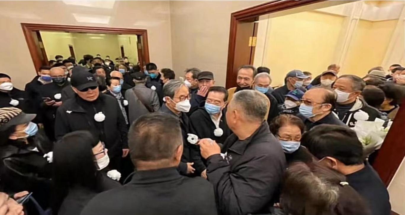 Many friends in the circle attended Cheng Zhi's funeral, Yan Weiwen bid ...
