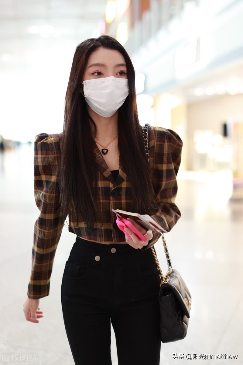 Li Ziting departs from Beijing Airport to show her beautiful legs in ...