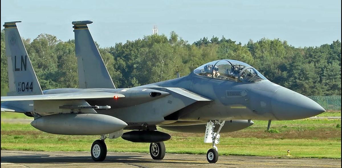 The J-10C Malaysia stops in a row, the US F15 "takes a bath", and the US aircraft carrier ...