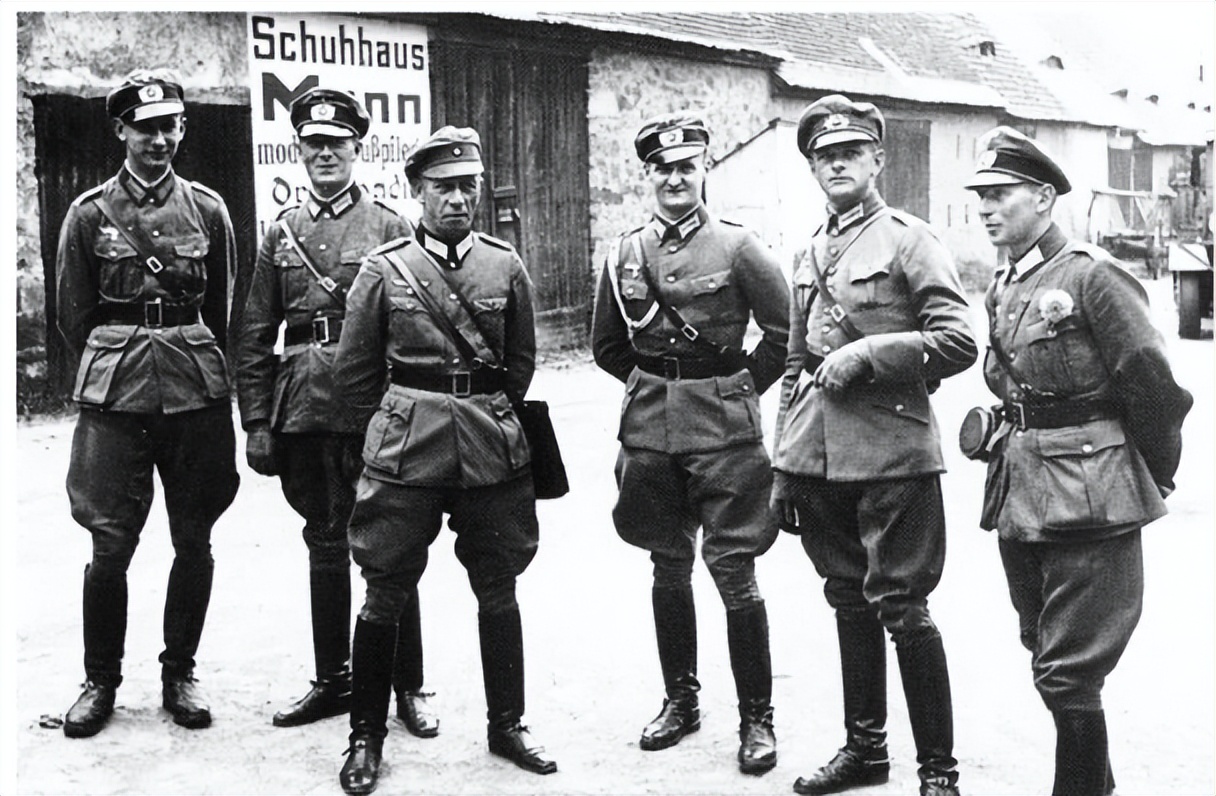 What is the main difference between the Wehrmacht and the SS? - iNEWS