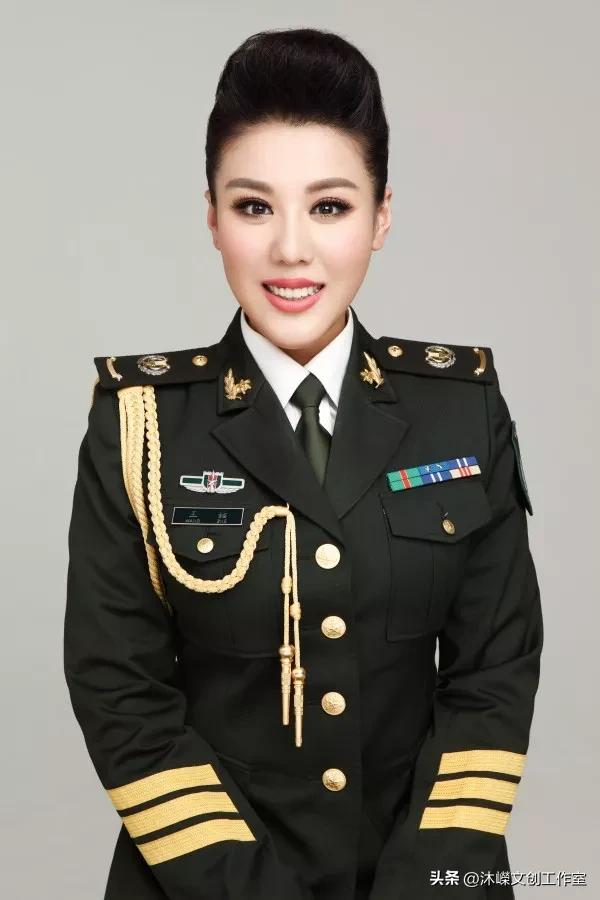 A literary and artistic worker with beautiful crowns, sweet songs, and ...