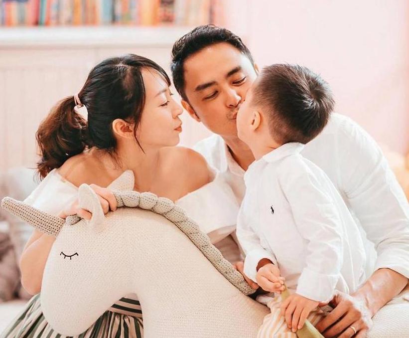 Ming Dao goes shopping with his wife and children, jeans and sandals ...