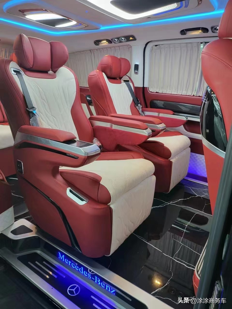 The lights are red, auspicious, and the booming, Mercedes-Benz VITO ...