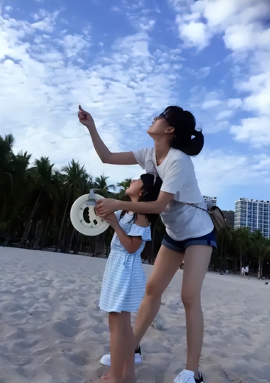 Li Nian showed up with her children, the 6-year-old daughter and her ...