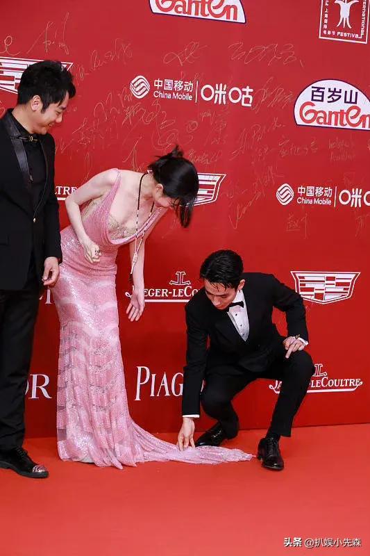 Huang Xiaoming was squeezed out? Chen Kaige posted a photo with Zhu Yilong, netizens: Sure ...