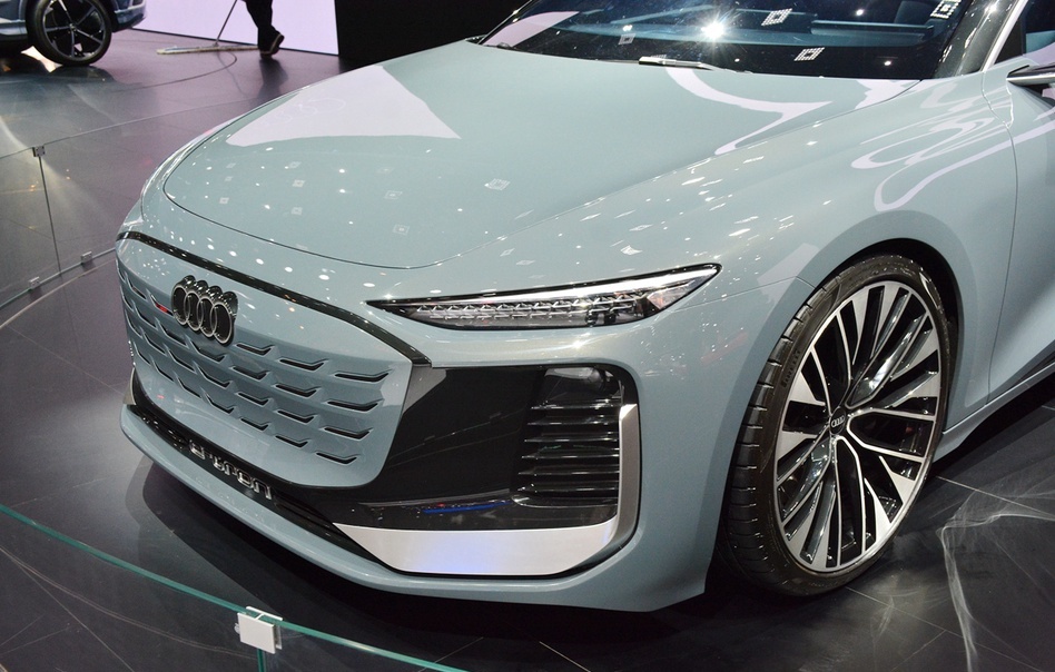 Audi pure electric version "Panamera" exposed! The car with a cross ...