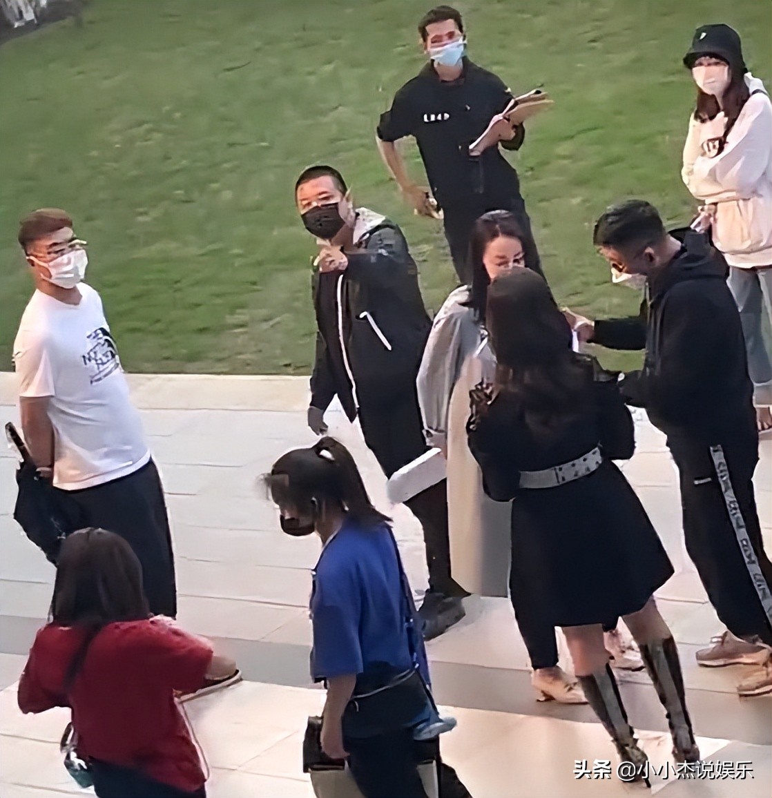 Chengdu: Dilireba was filmed on the street, and the assistant pointed ...