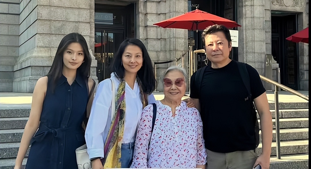 The 57-year-old actor shows off American life: three generations of ...