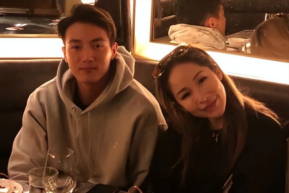 The face is full of technology, and the fat and slack face is stiff and ...