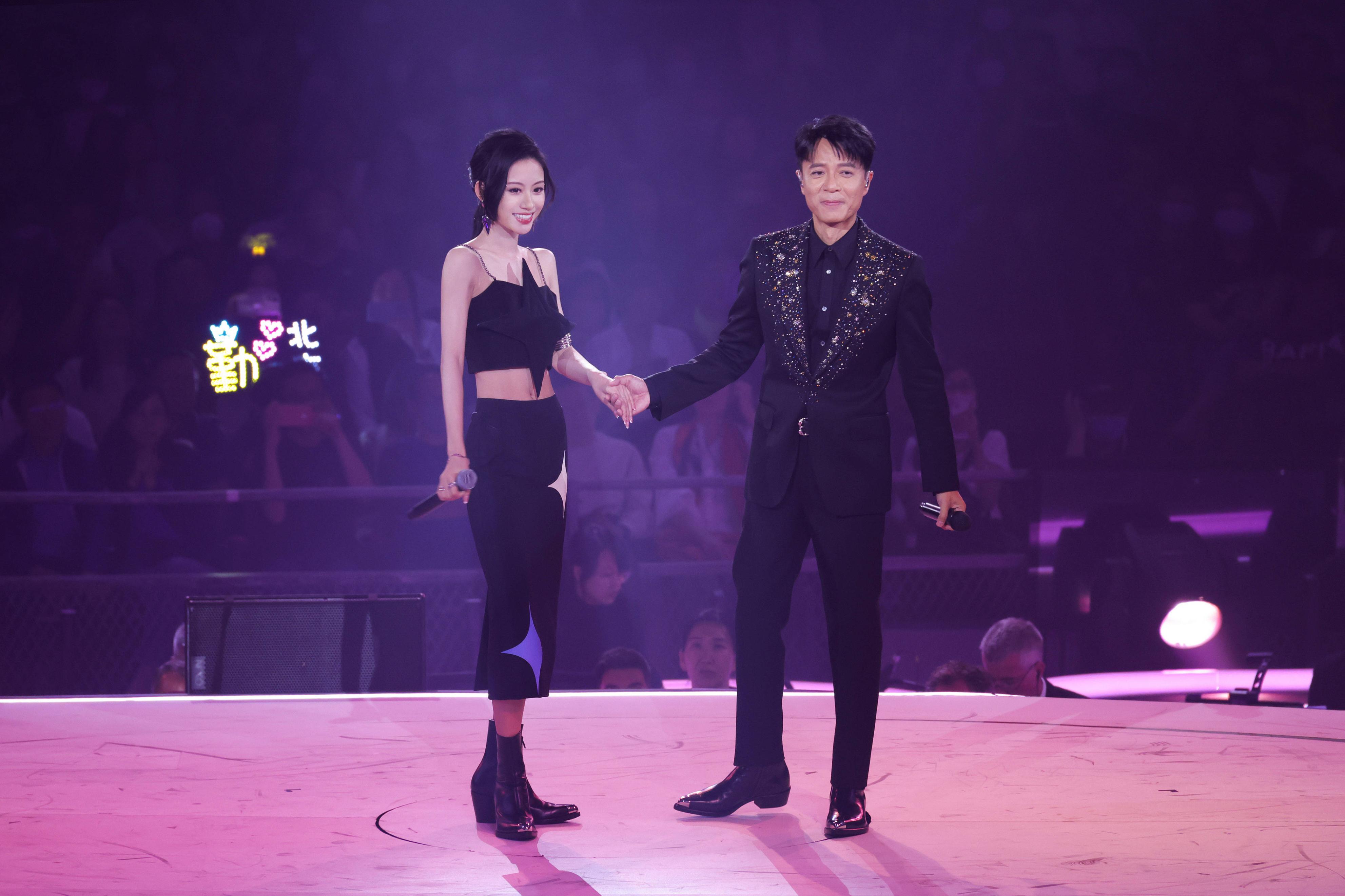Wu Keyue was invited by her mentor, Hacken Lee, to perform 7 consecutive concerts at the Hong ...
