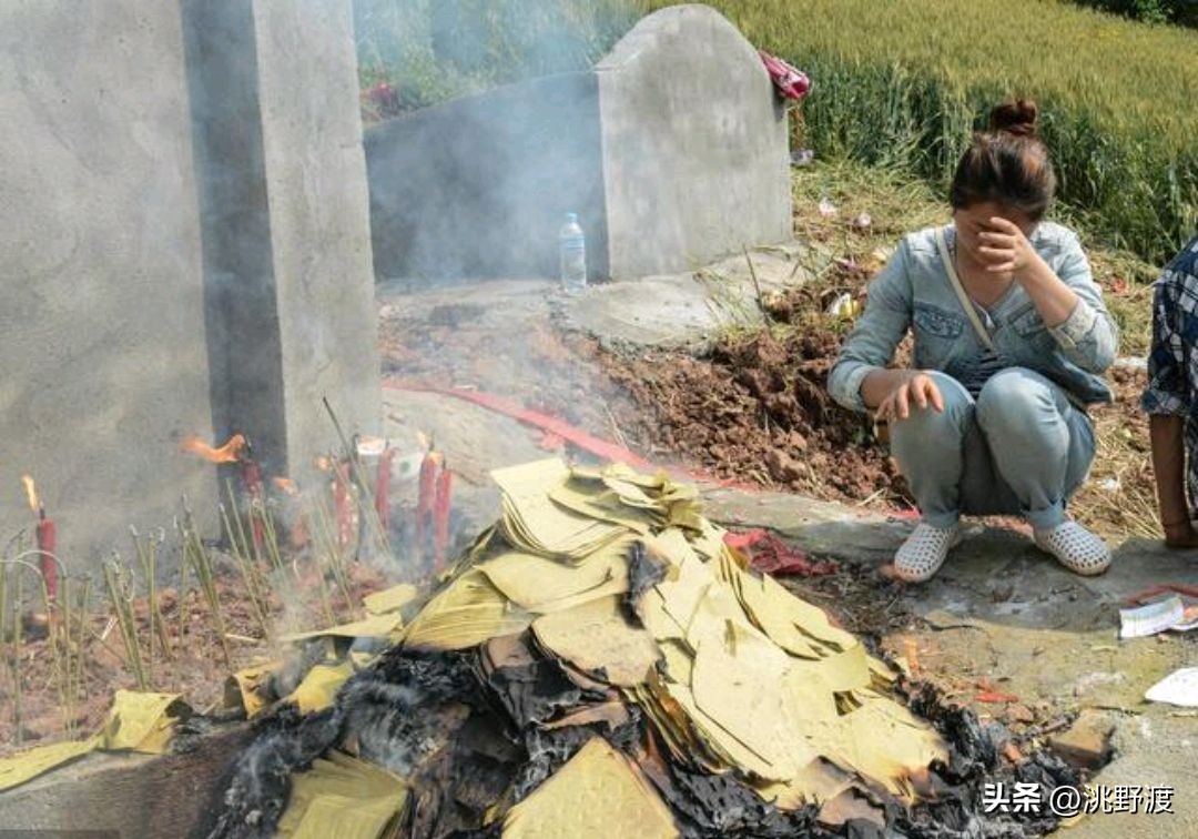 What to say to the ancestors by burning paper at the grave during the ...