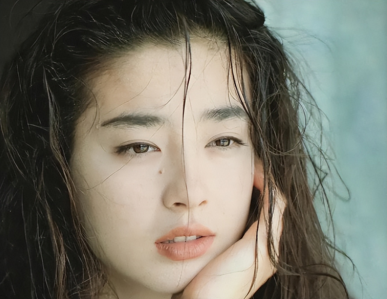 Sleeping with the director at the age of 14, taking a large-scale photo shoot at the age of 17 ...