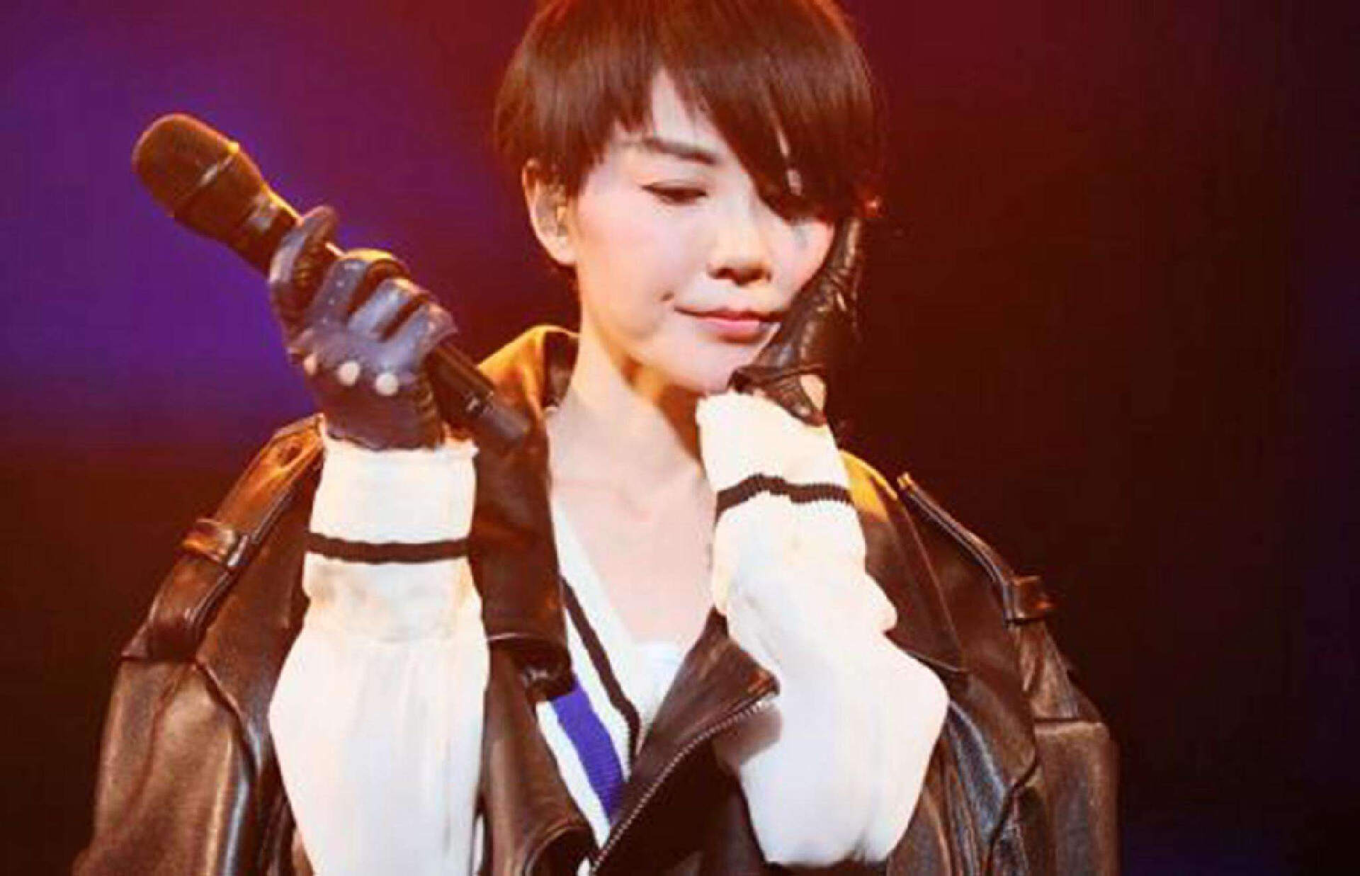 Dou Wei's 21-year-old daughter performed on stage! Very cool and ...