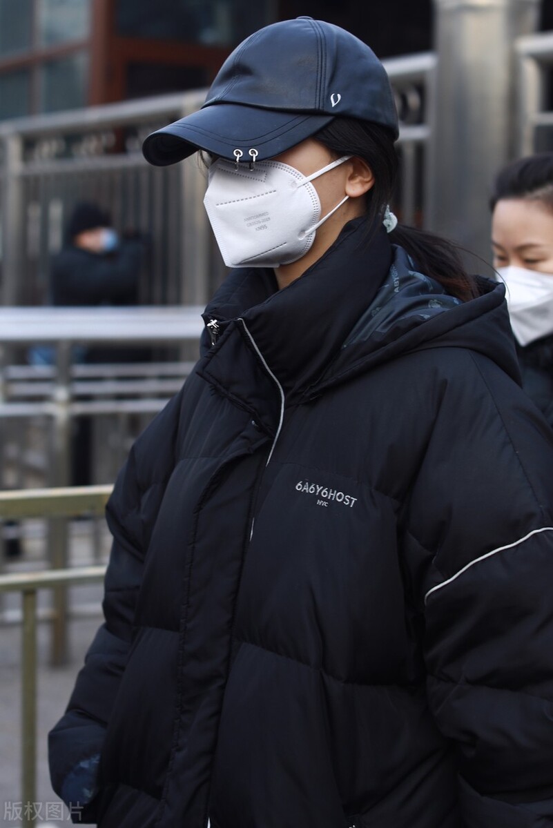 Netizens ran into Yang Zi in Thailand! - iNEWS