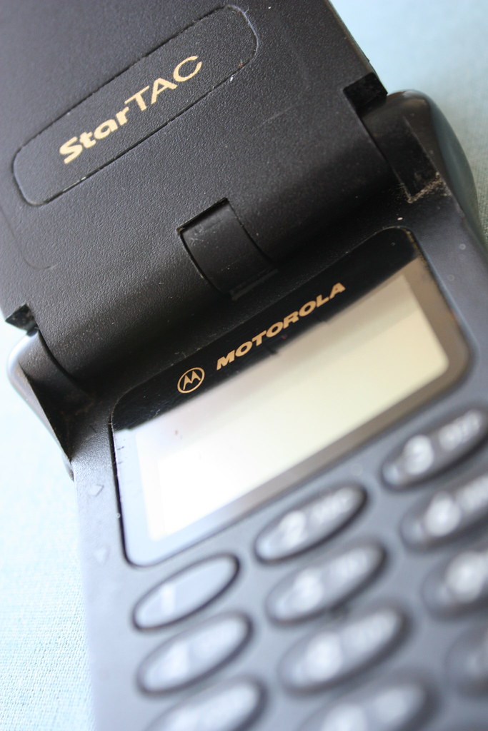 "Revisiting the Classics of the 90s: The Road to Motorola's StarTAC ...
