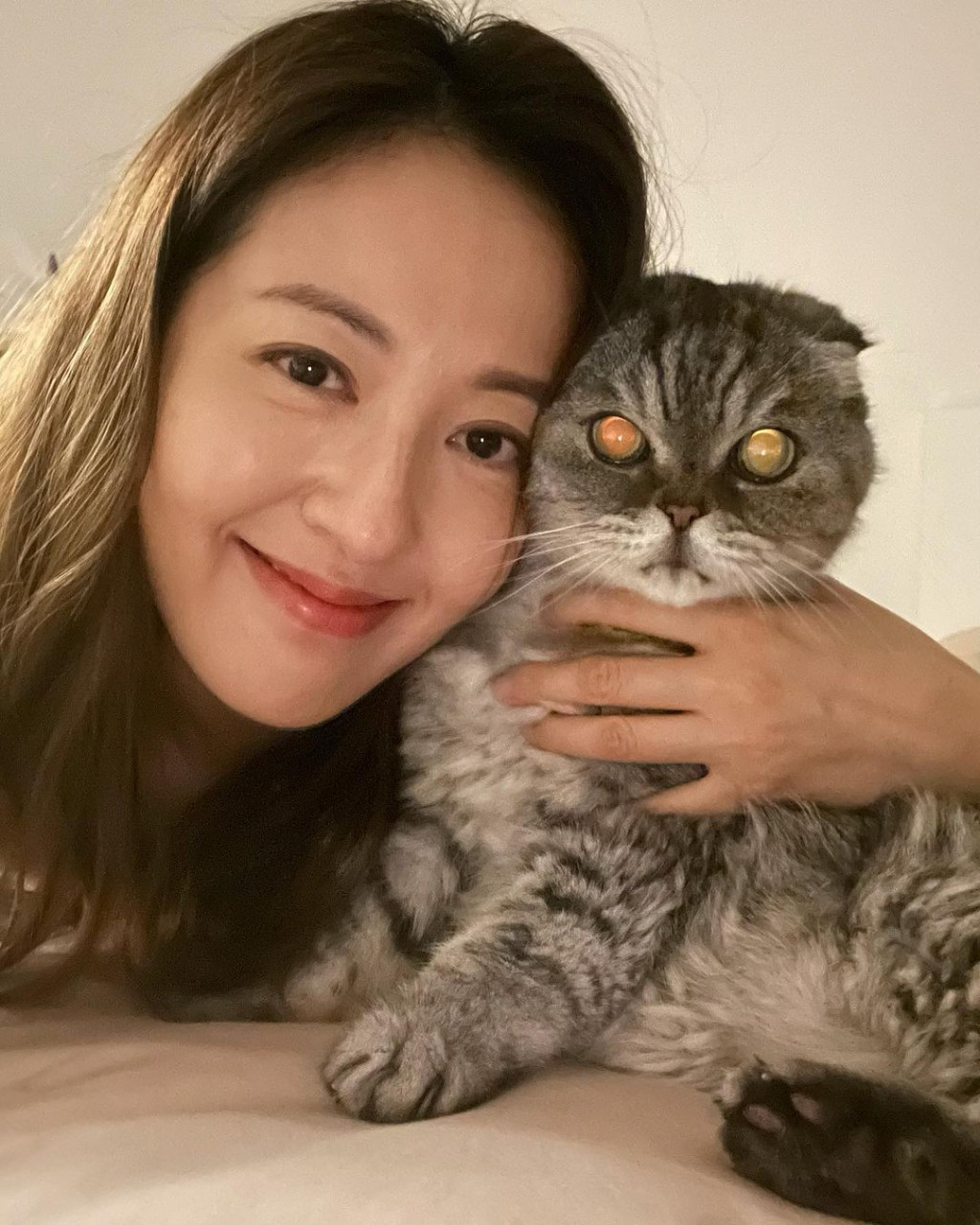 TVB celebrated the birthday of the 19-year-old pet cat after watching TVB. She was full of love ...