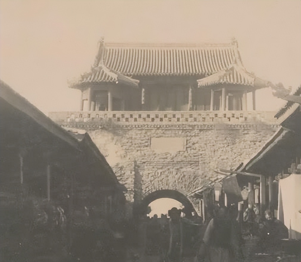 Guo Songling held an army of 70,000 people against Zhang Zuolin, the ...