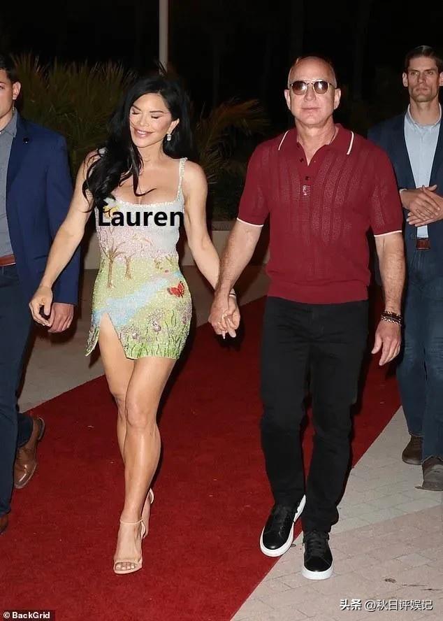 Bezos and his lover Sanchez appeared at the F1 party, showing off their ...