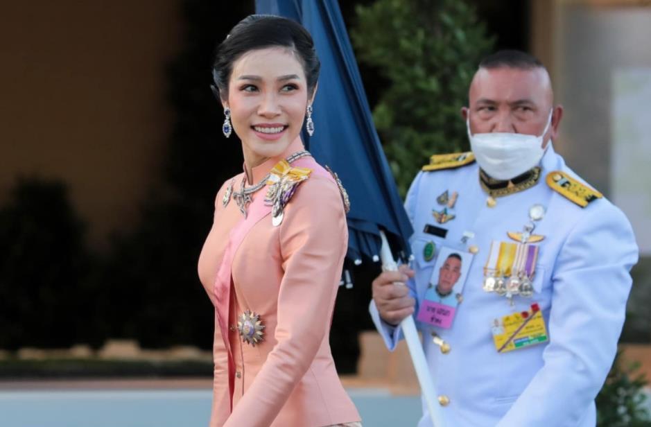 Sinina looked back and smiled in amazement! She is as tender as water ...