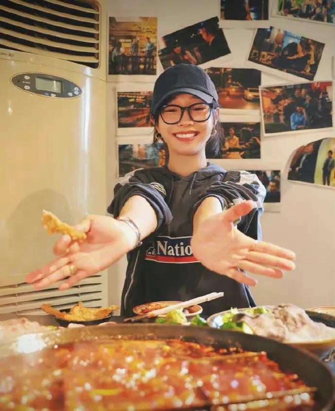 Bai Baihe eats hot pot in the sun and takes pictures, wearing a ...