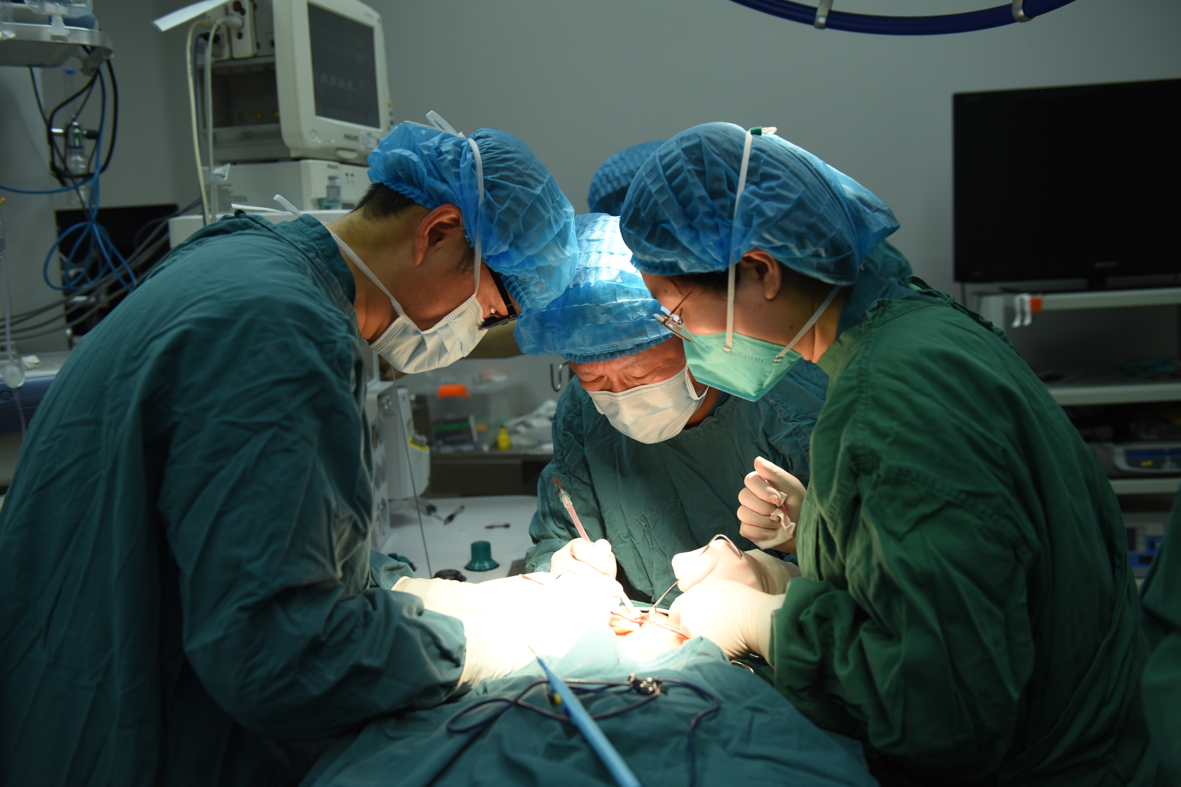 A man suffered from a tumor that caused a facial defect, and the doctor ...