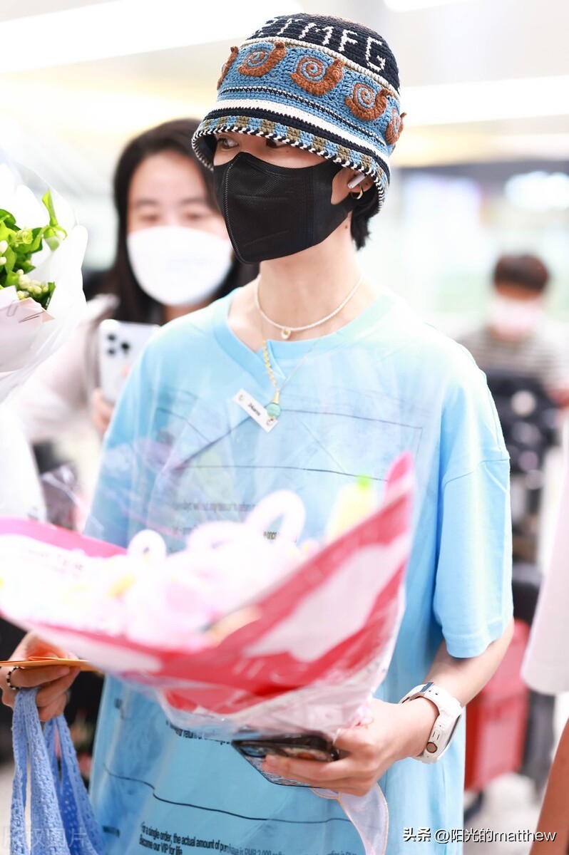 Yu Kewei appeared at Shanghai Airport, wearing a fashionable blue printed T-shirt - iMedia