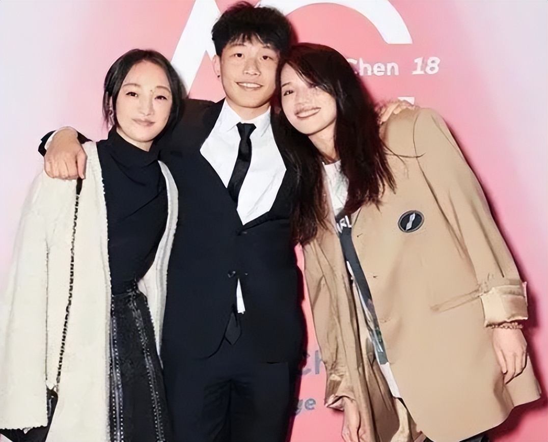 Zhou Xun and Chen Kun added new clues together. At the party, the two ...