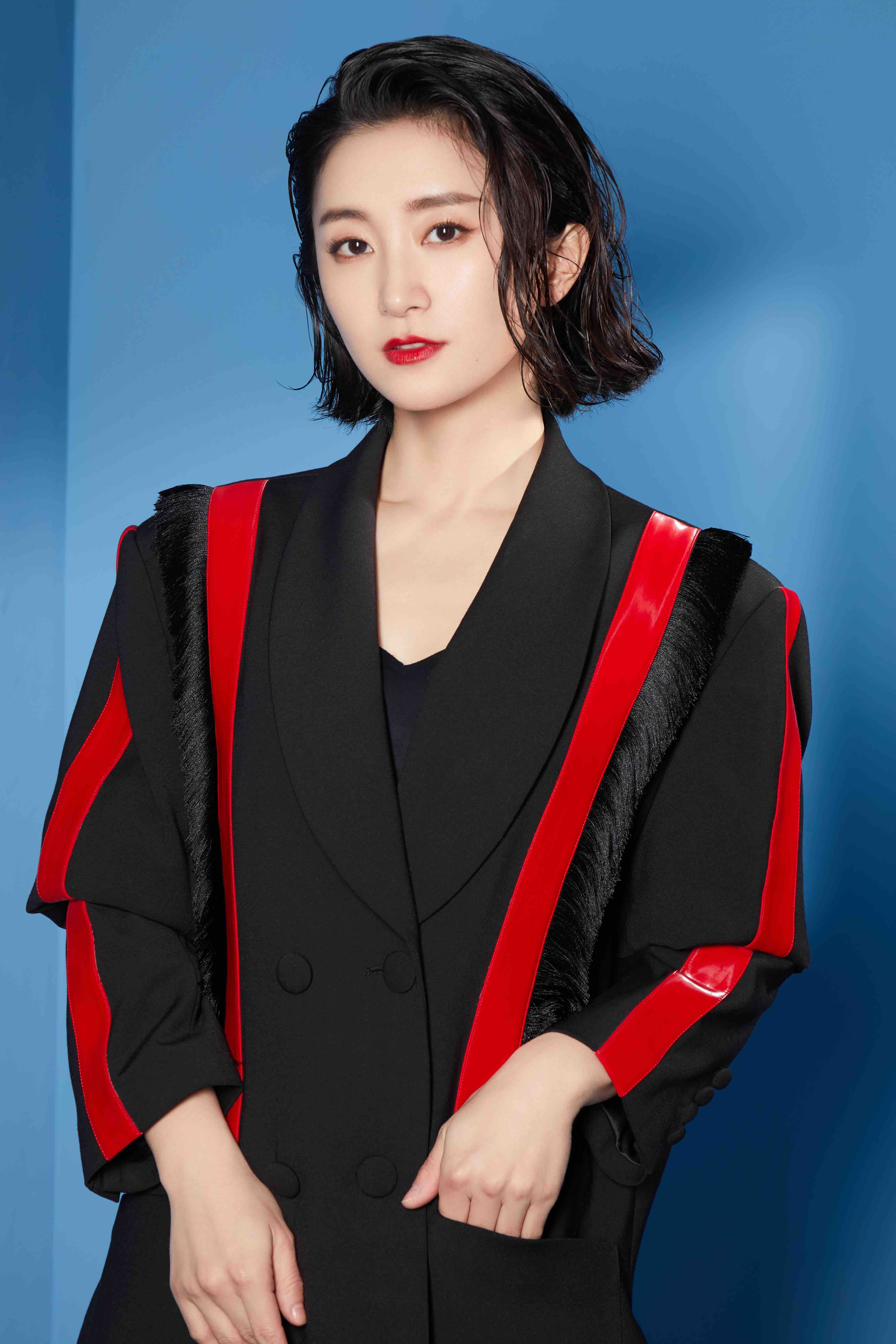 Zhao Qin's stitching-style suit photo is released, cool and stylish ...