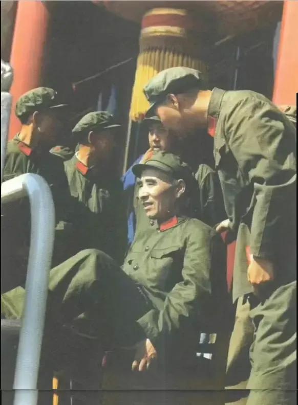 Peng Dehuai was in distress at the Lushan Conference. After Deng Hua spoke for him, Lin Biao ...