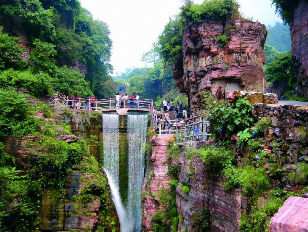 A canyon scenic spot in Shanxi has become popular, with 97% forest ...